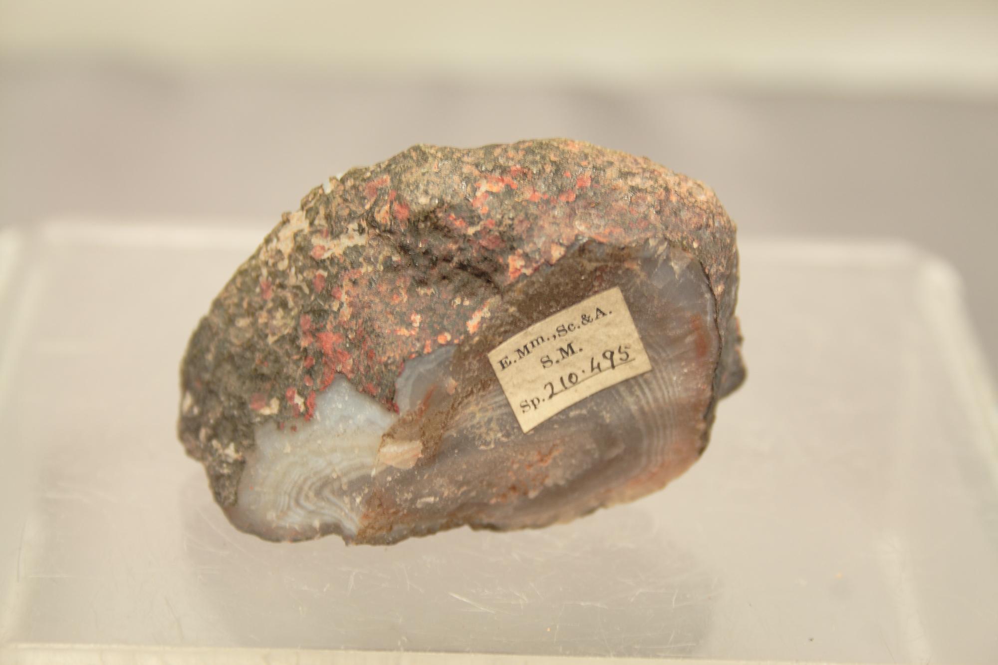 Quartz, variety agate